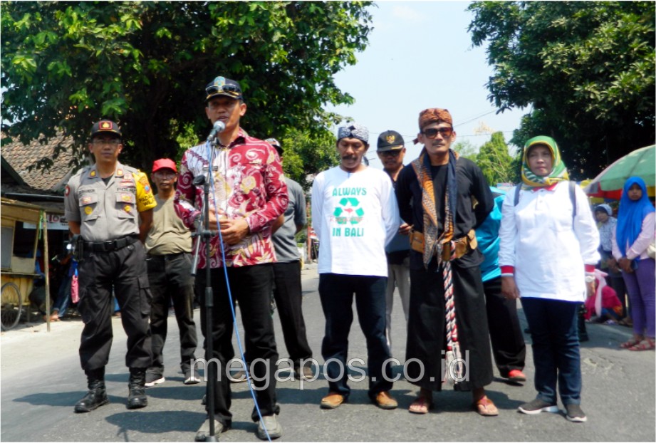 Karnaval HUT ke 74 RI, SMPN 2 Rejoso Tampil Unik dan Menarik – Megapos