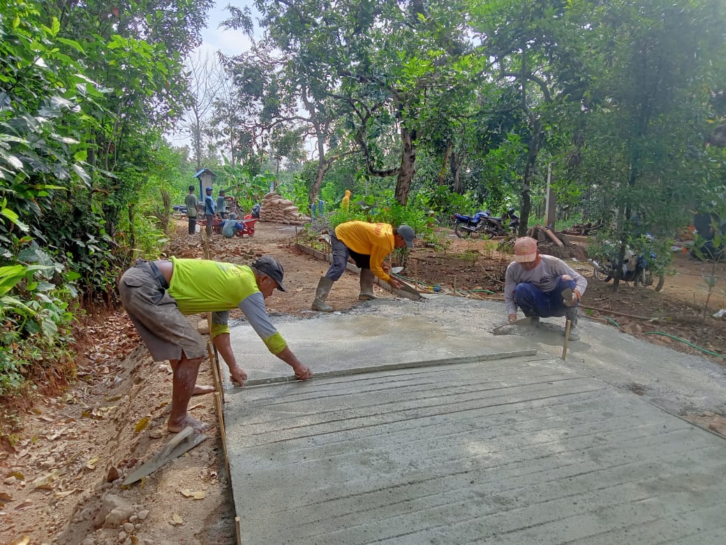 Realisasikan DD 2025, Pemdes Winong Bangun Rabat Jalan – Megapos